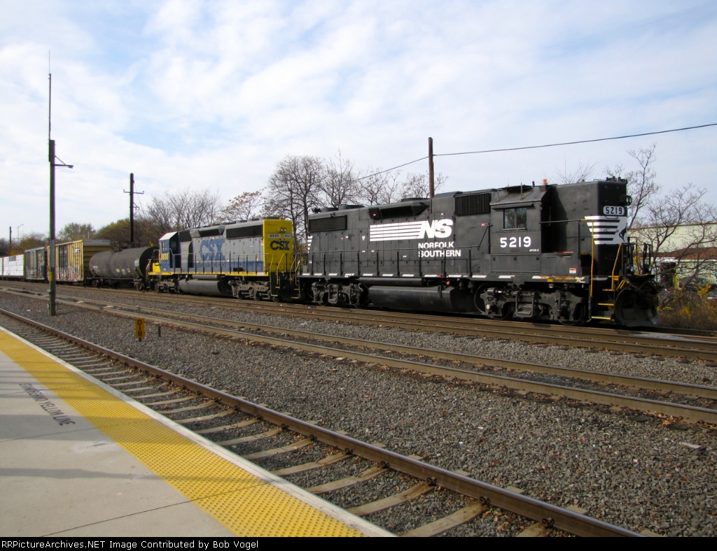 NS 5219 and CSX 8830